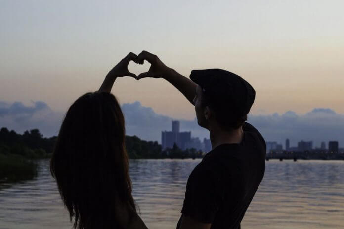 8 Pesan Cinta Terindah untuk Disampaikan kepada Pasanganmu - uprint.id