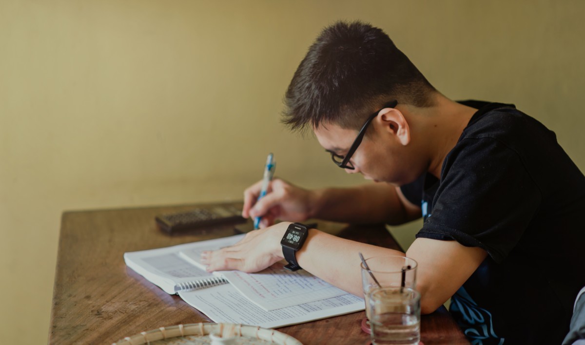 Tetap Fokus Saat Lembur dengan Tips Berikut - Uprint.id