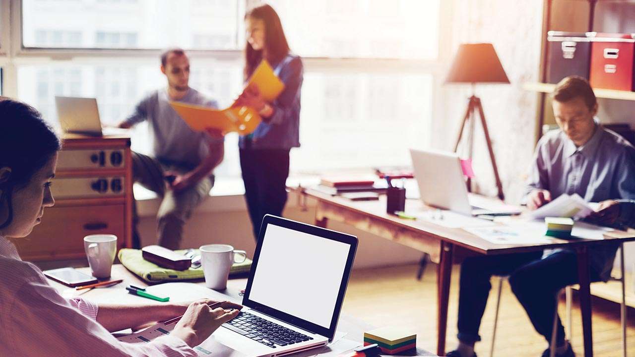 Cara Agar Tetap Produktif di Kantor Menjelang Liburan - Uprint.id Cara Agar Tetap Produktif di Kantor Menjelang Liburan - Uprint.id